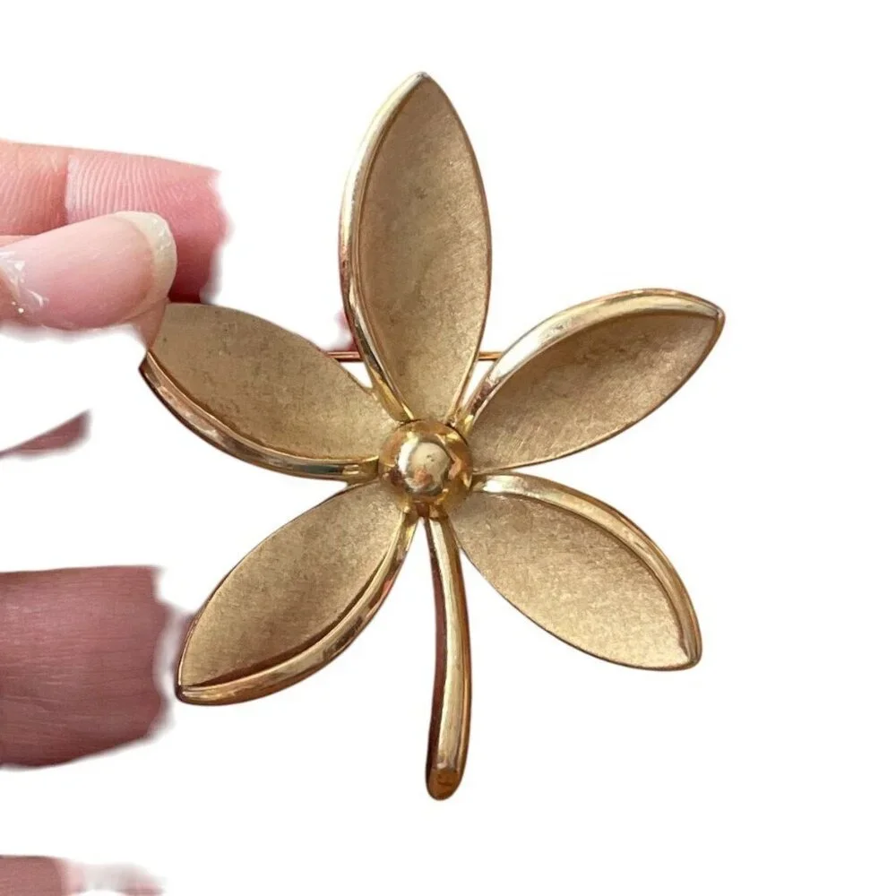 Trifari | Jewelry | Vintage Crown Trifari Gold Tone Flower Brooch Pin ...